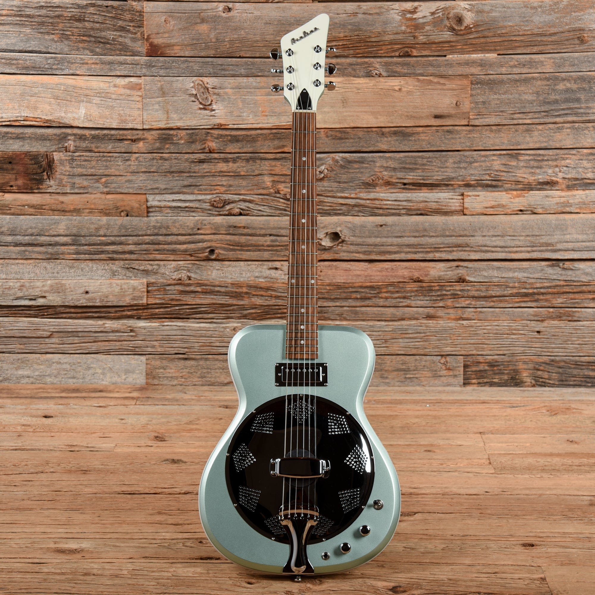 Eastwood Airline Folkstar Ice Blue Metallic – Chicago Music Exchange