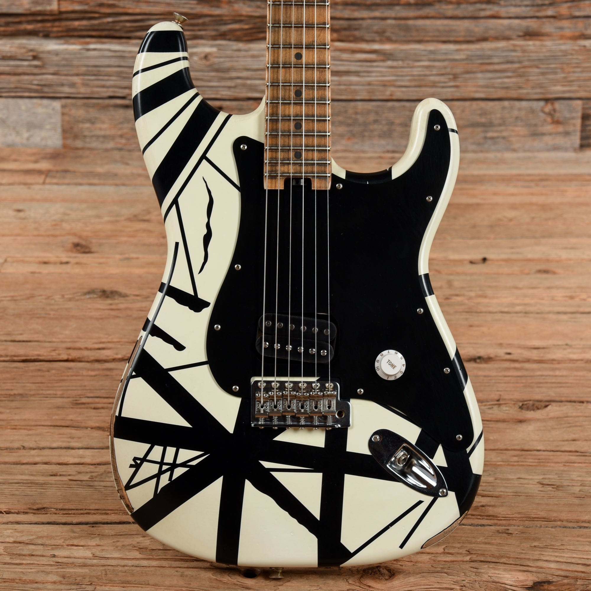 EVH Striped Series 78 Eruption White/Black 2022 – Chicago Music Exchange