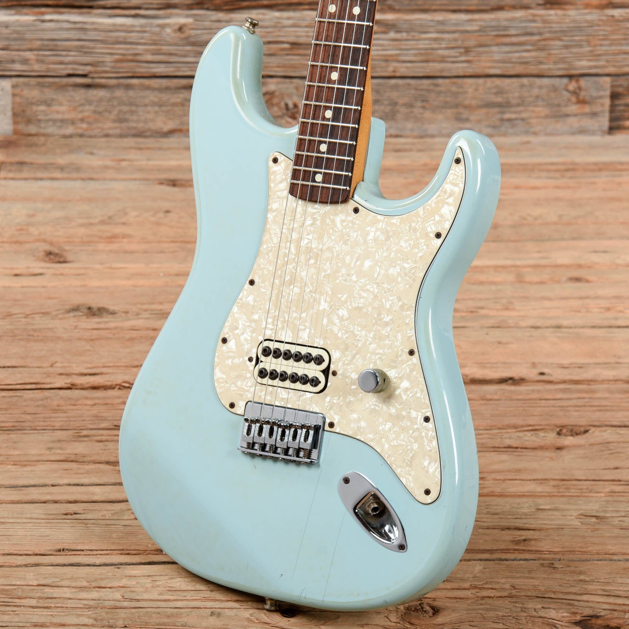 Fender Tom Delonge Stratocaster Daphne Blue 2002 – Chicago Music Exchange