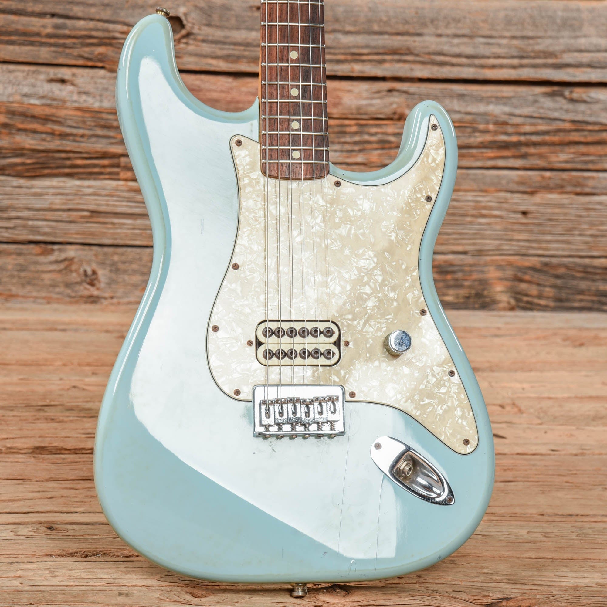 Fender Tom Delonge Stratocaster Daphne Blue 2002 – Chicago Music Exchange