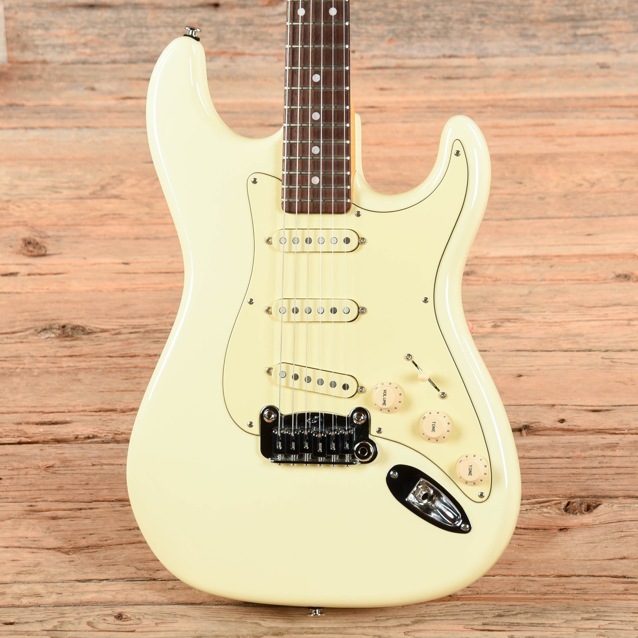 G&L Legacy Vintage White – Chicago Music Exchange