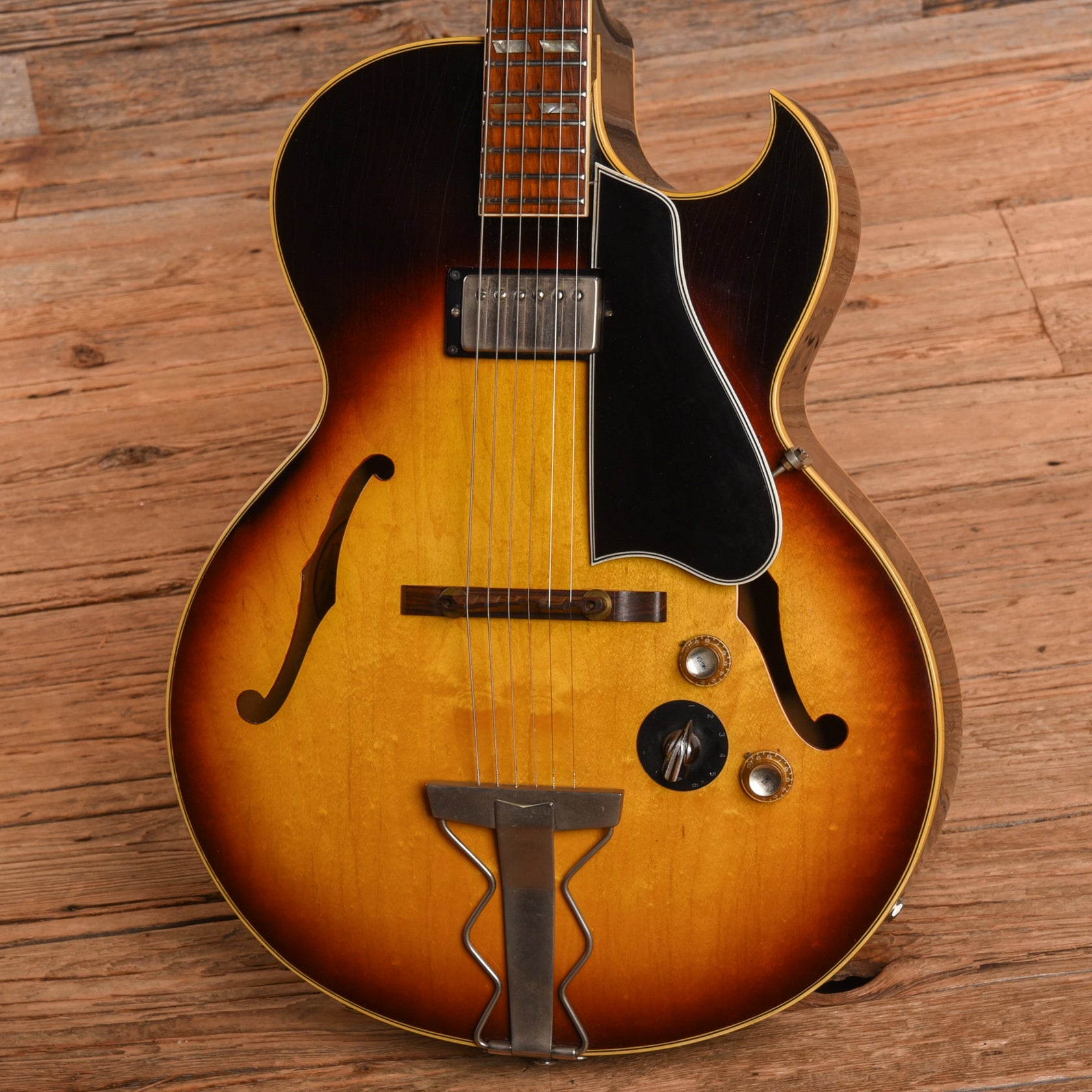 Gibson ES-175 w/ Varitone Sunburst 1964 – Chicago Music Exchange