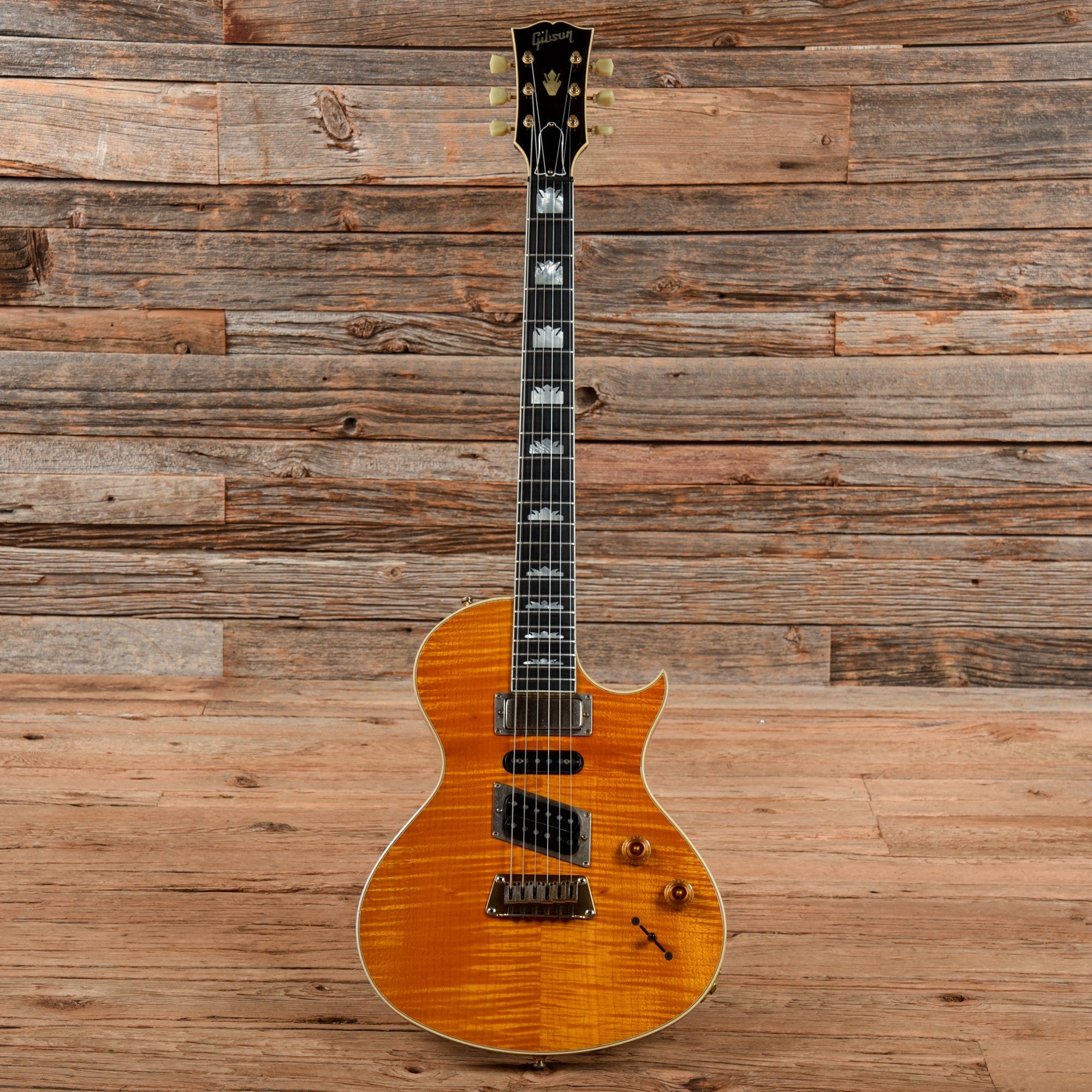 Gibson Nighthawk Custom Amber 1995 – Chicago Music Exchange
