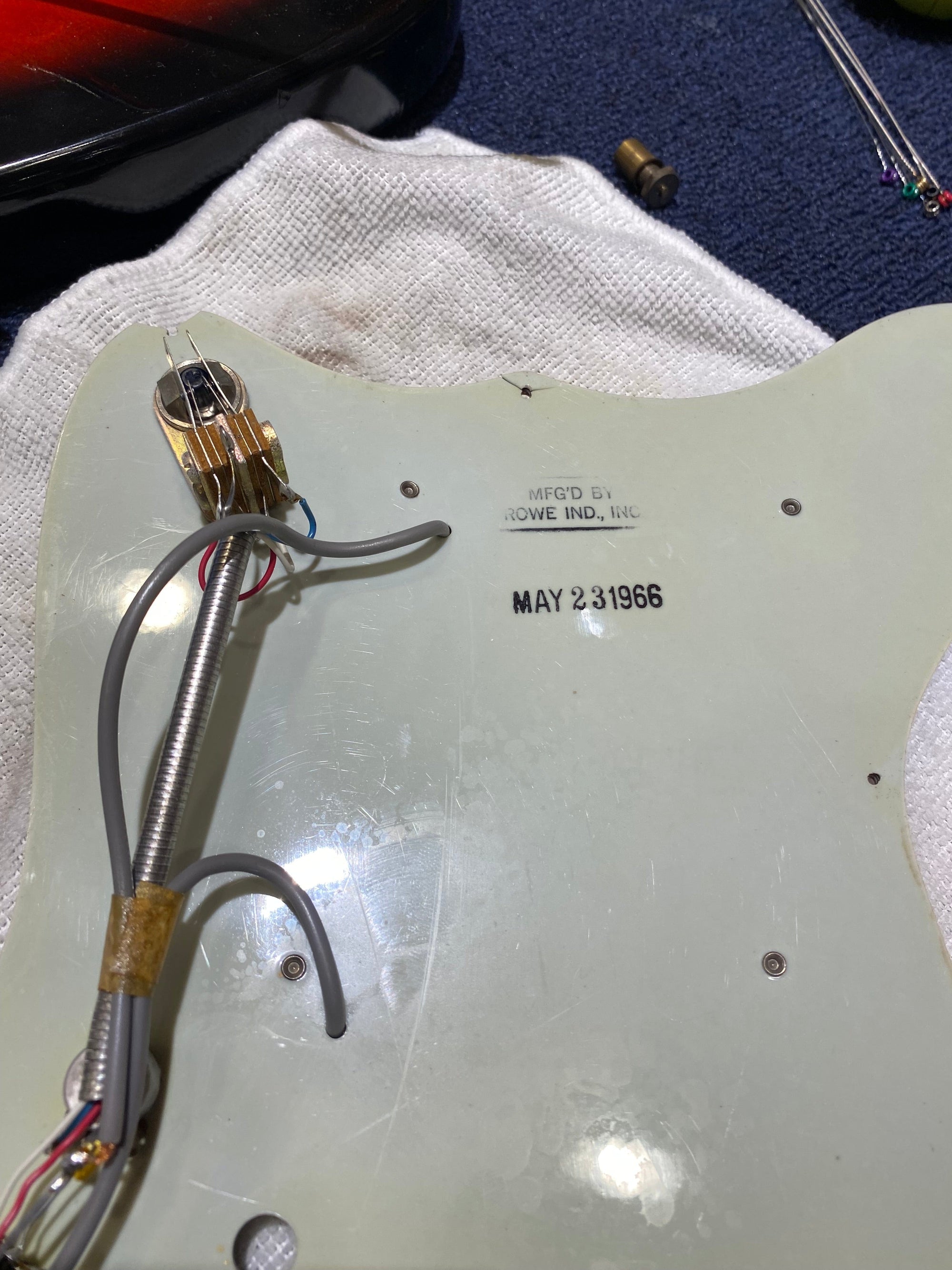 Harmony Silhouette H19 Red Burst 1966 – Chicago Music Exchange