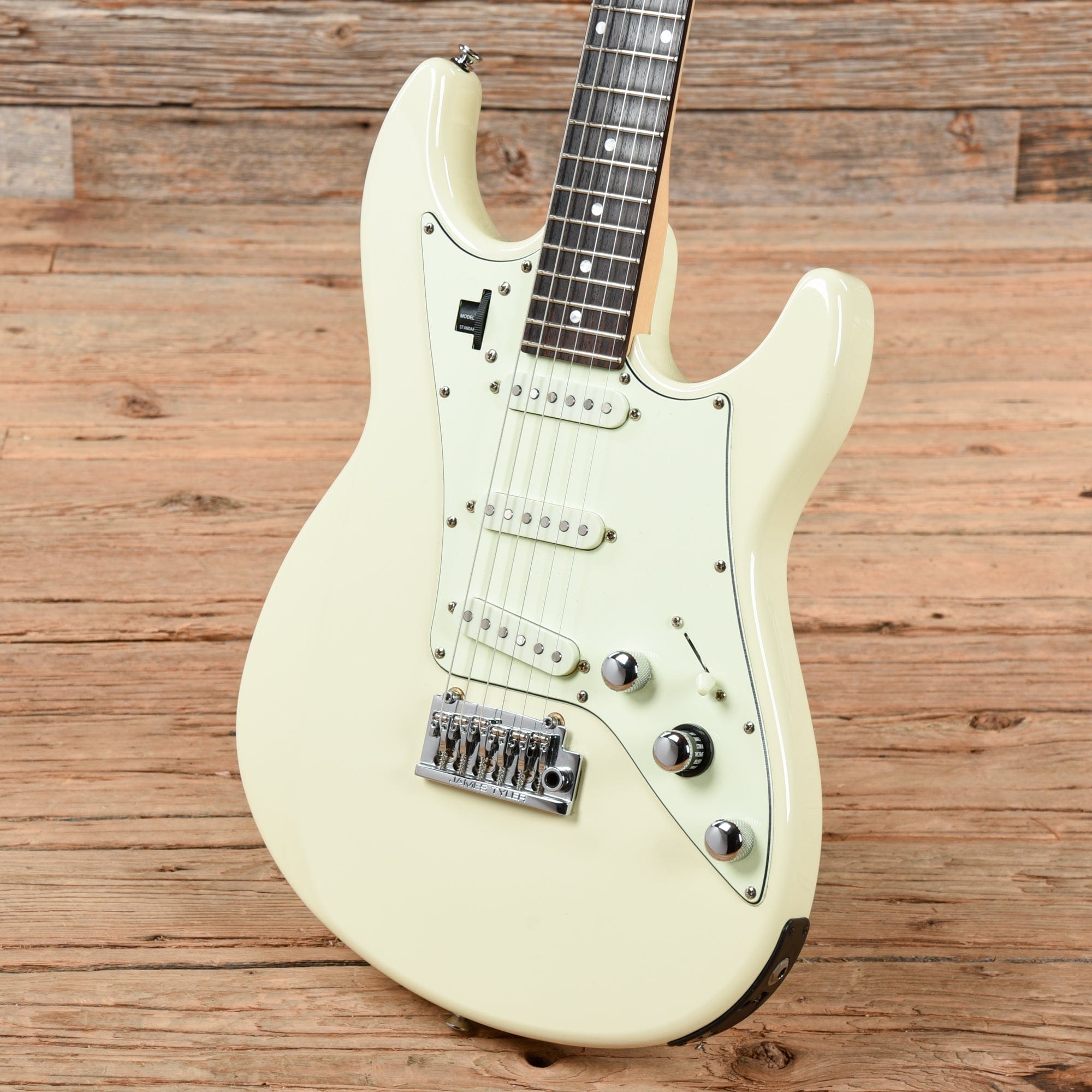 Line 6 James Tyler Variax JTV-69 White 2016 – Chicago Music Exchange