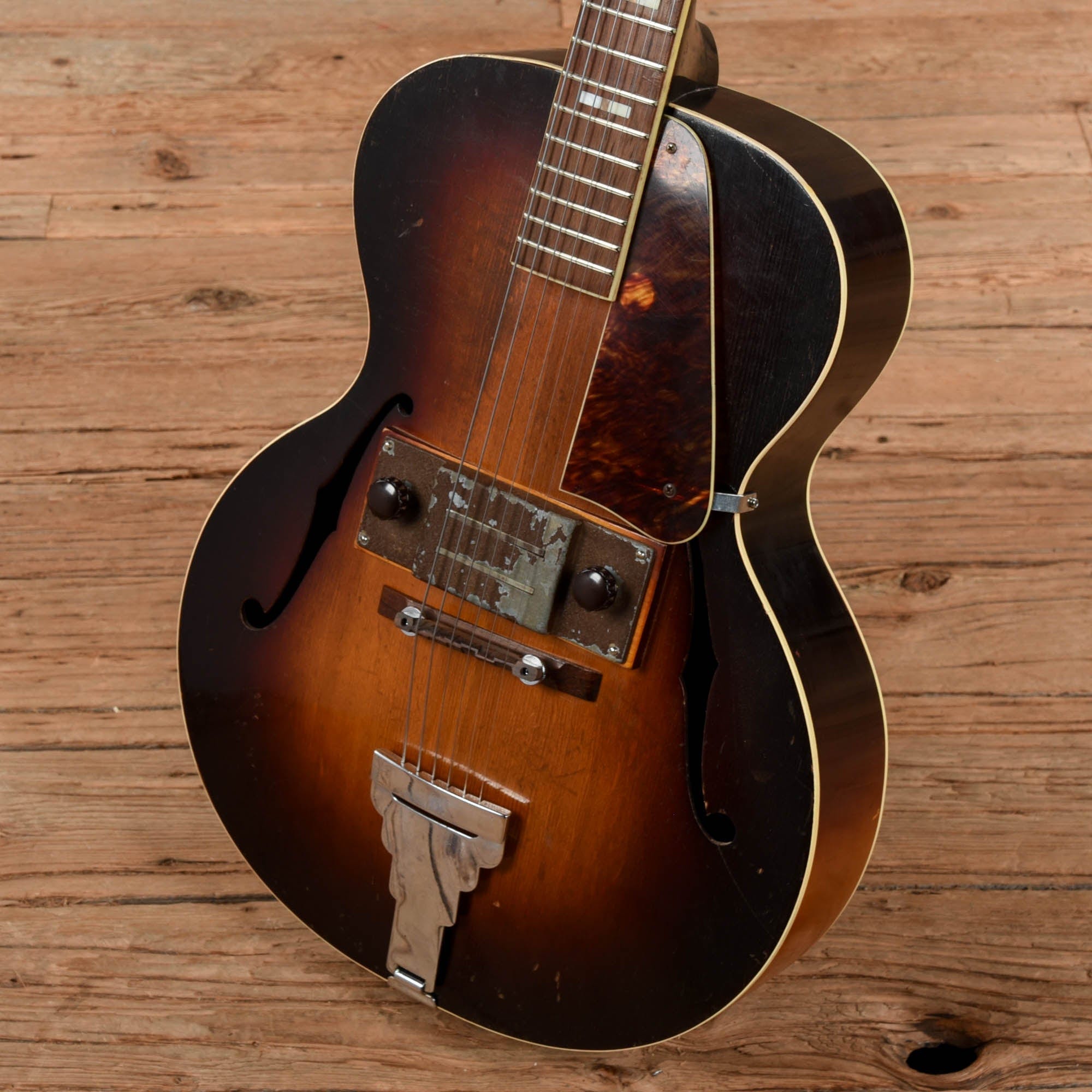 Recording King Archtop Sunburst – Chicago Music Exchange