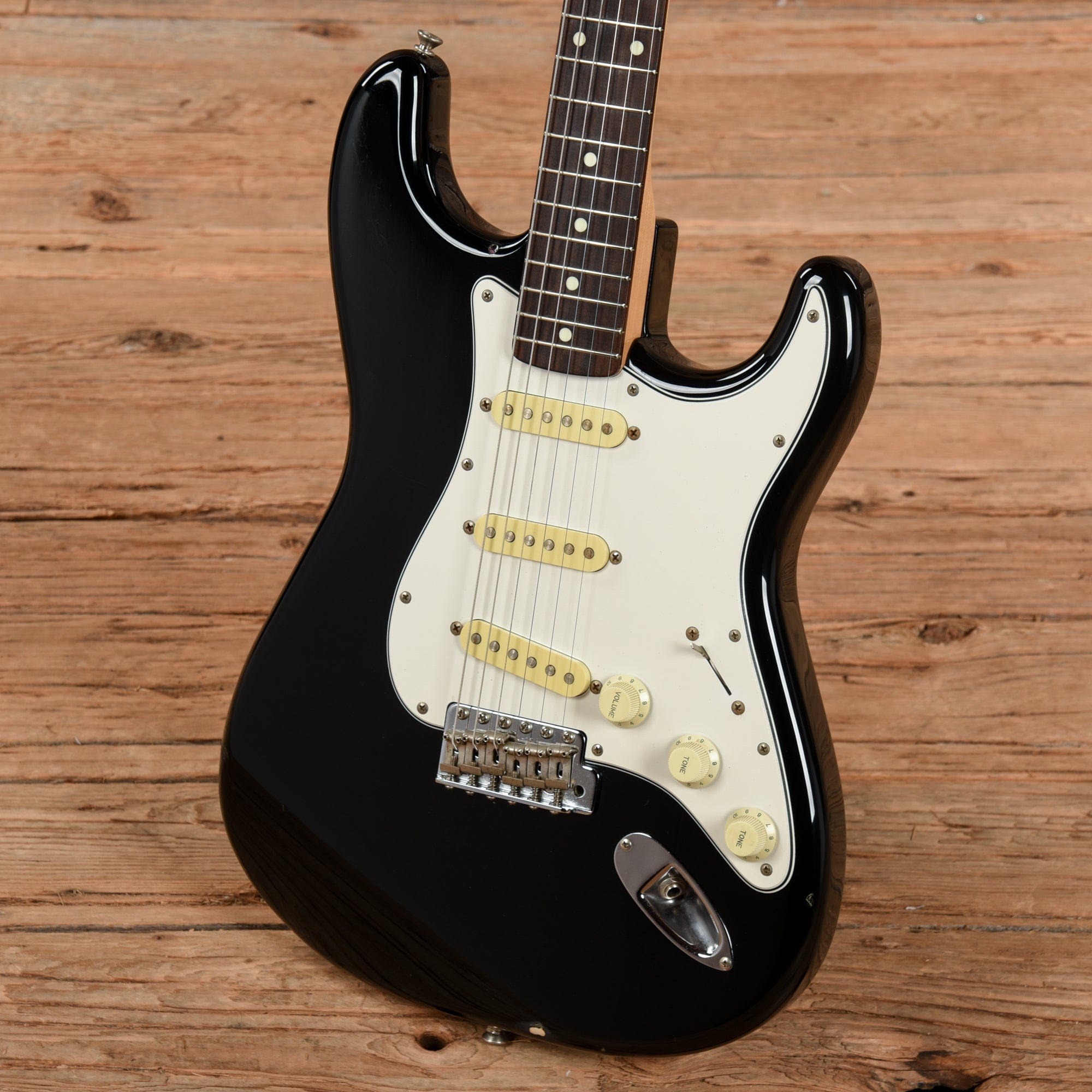 Squier Standard Stratocaster Black 1987 – Chicago Music Exchange