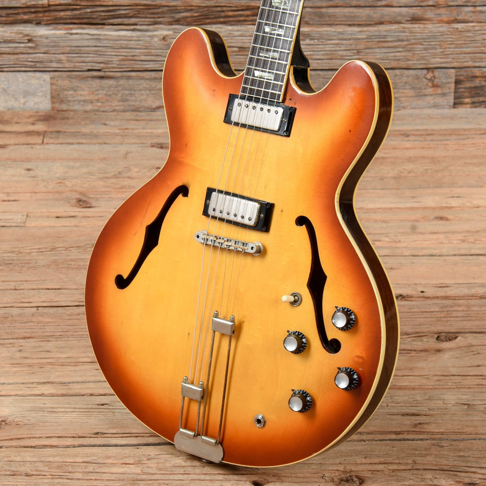 Epiphone Riviera Cherry Sunburst 1965 – Chicago Music Exchange
