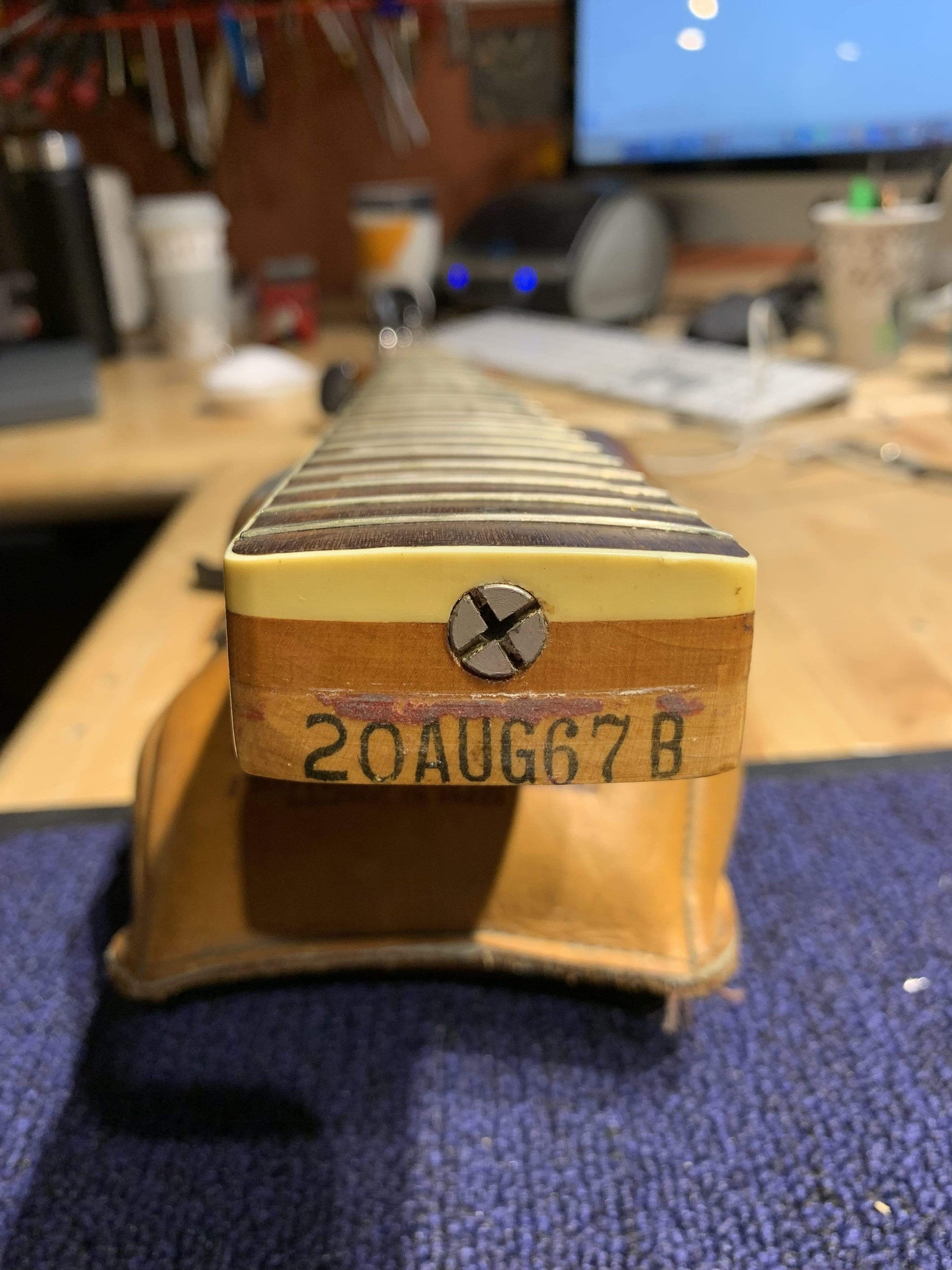 Fender Coronado Bass Candy Apple Red 1967 – Chicago Music Exchange