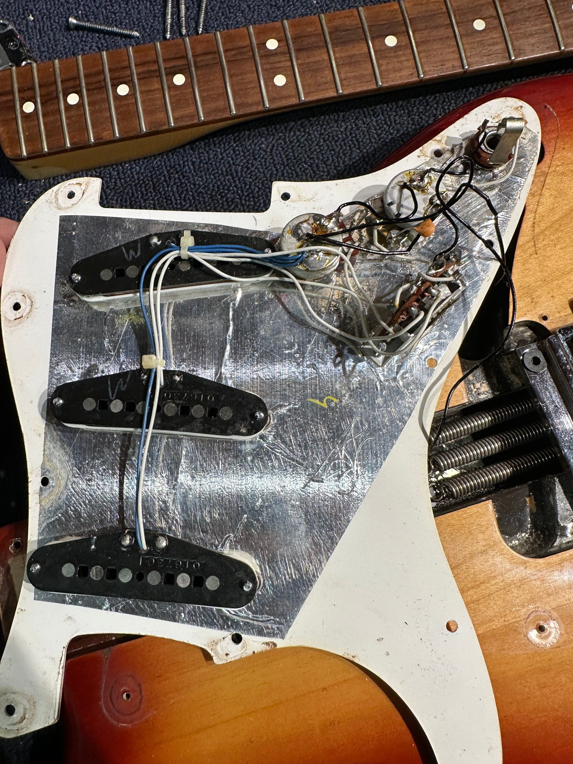 Fender 2-Knob Standard Stratocaster Sunburst 1983 – Chicago Music Exchange