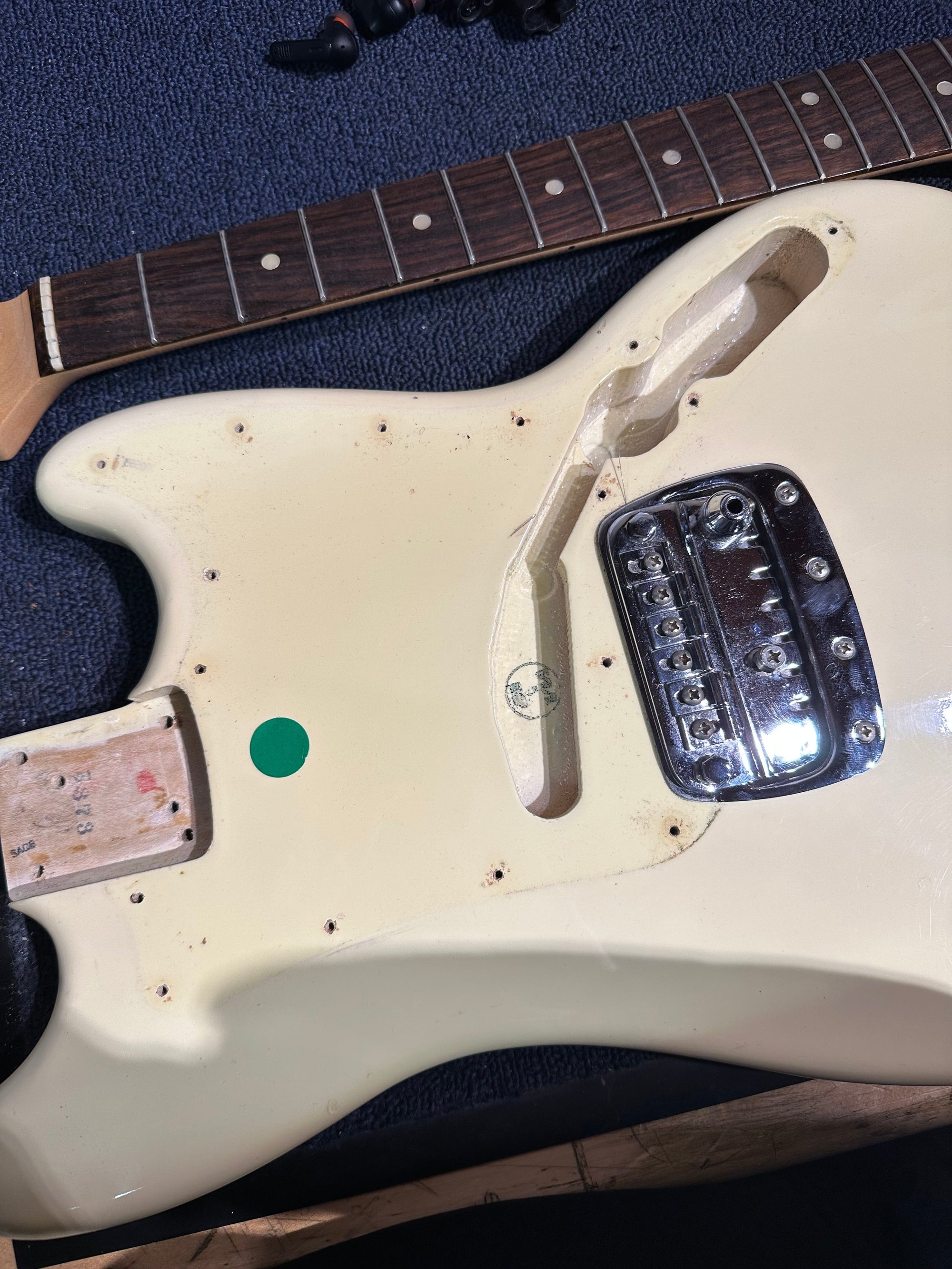 Fender Bronco White 1977 – Chicago Music Exchange