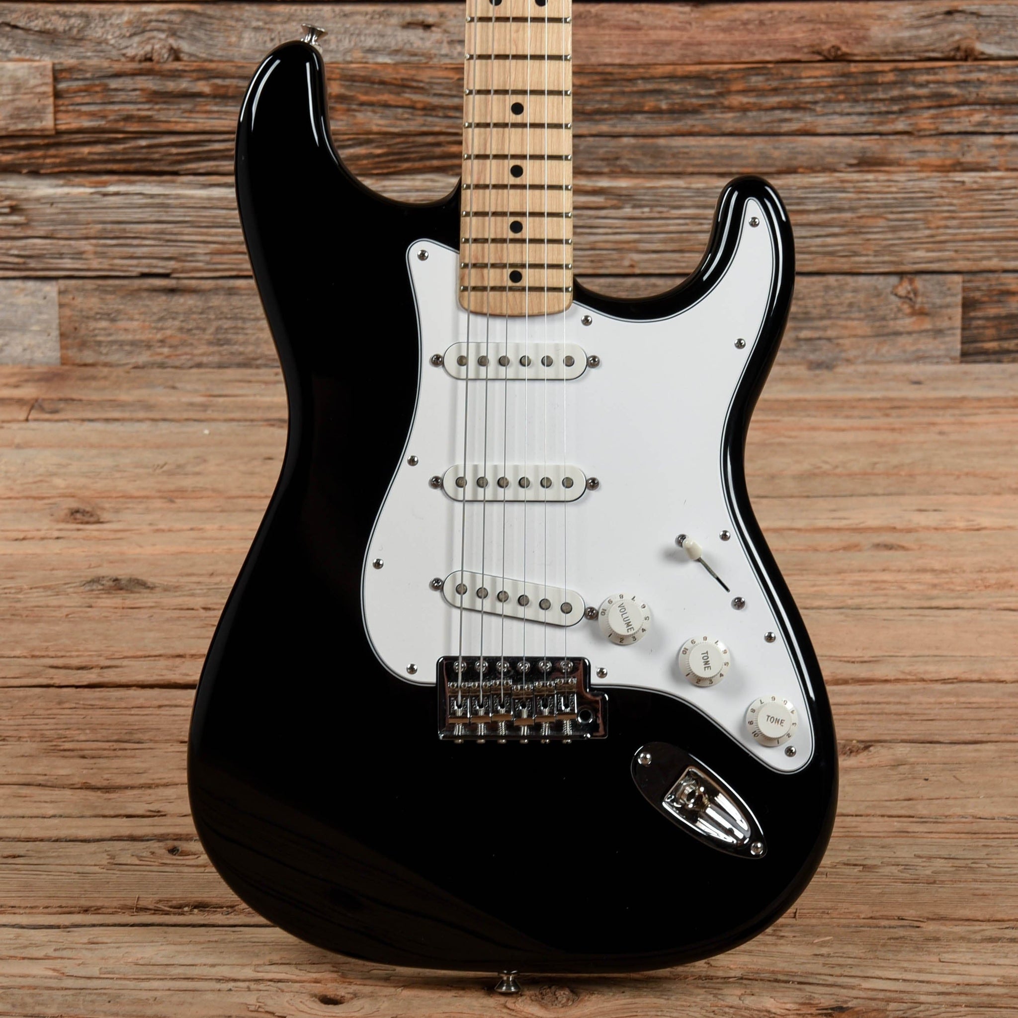 Fender Standard Stratocaster Black 2007 – Chicago Music Exchange