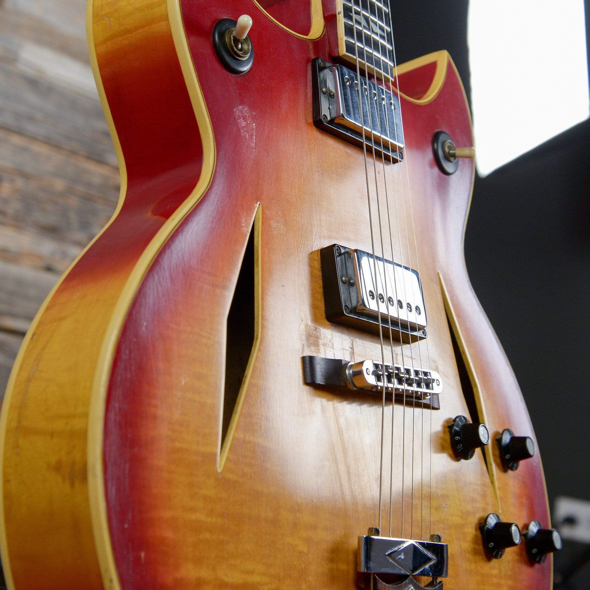 Gibson Trini Lopez Deluxe Sunburst 1967 – Chicago Music Exchange