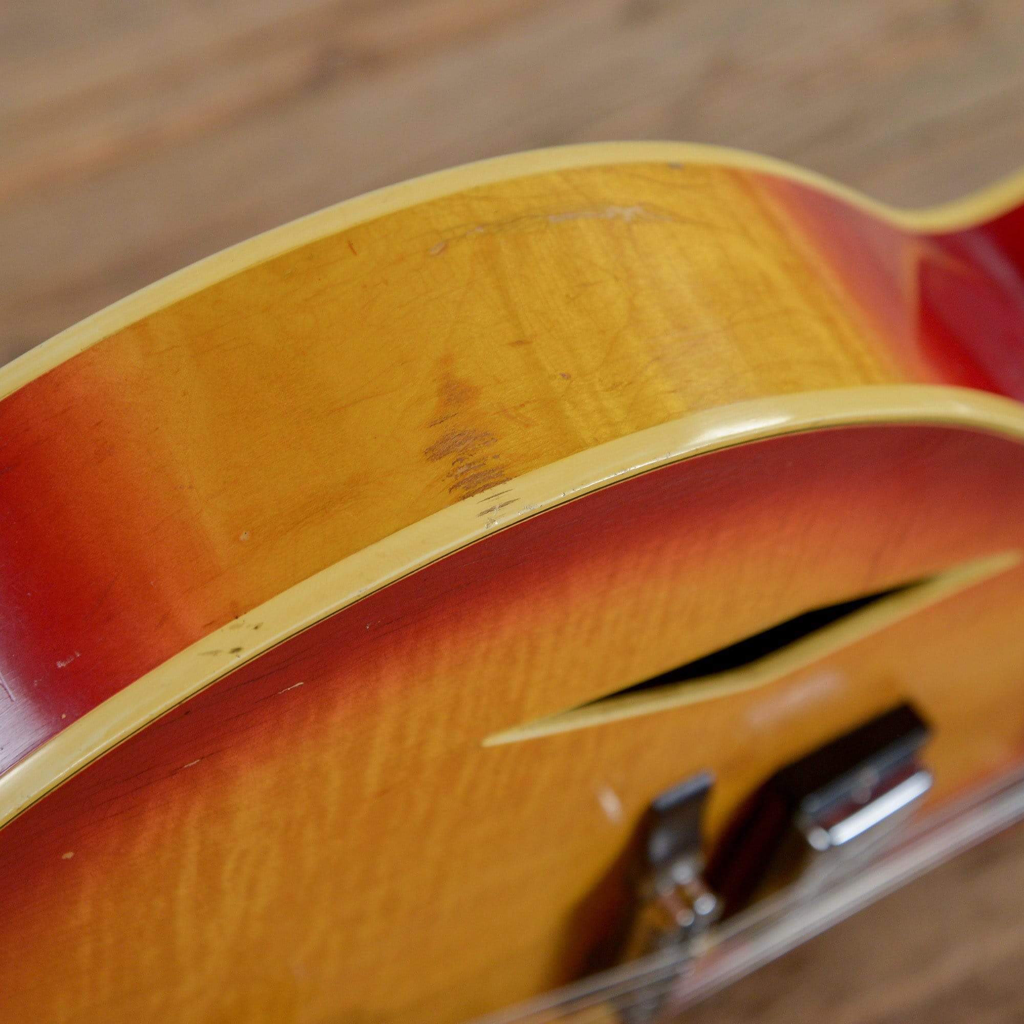 Gibson Trini Lopez Deluxe Sunburst 1967 – Chicago Music Exchange