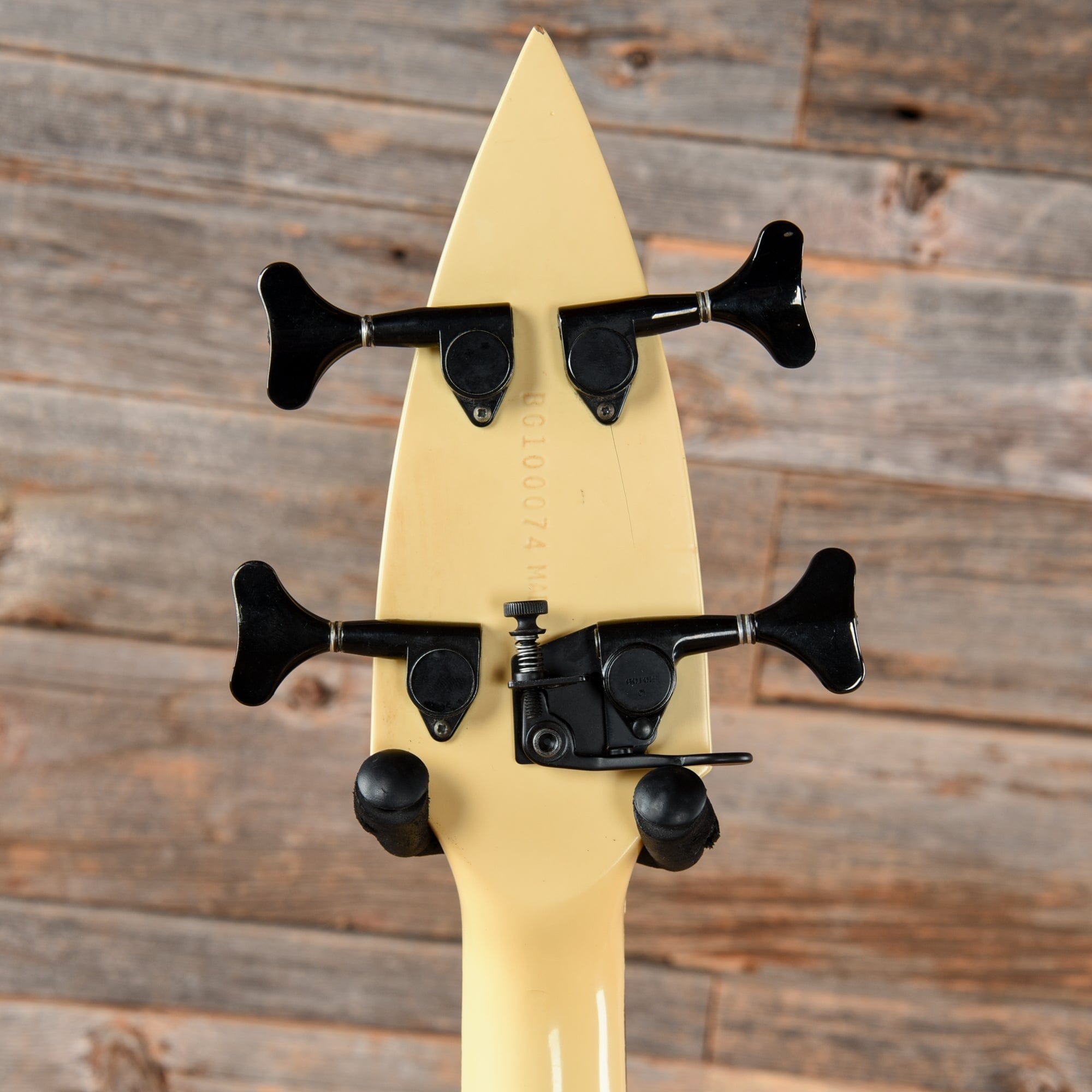 Guild SB 608 Bass White 1984 – Chicago Music Exchange