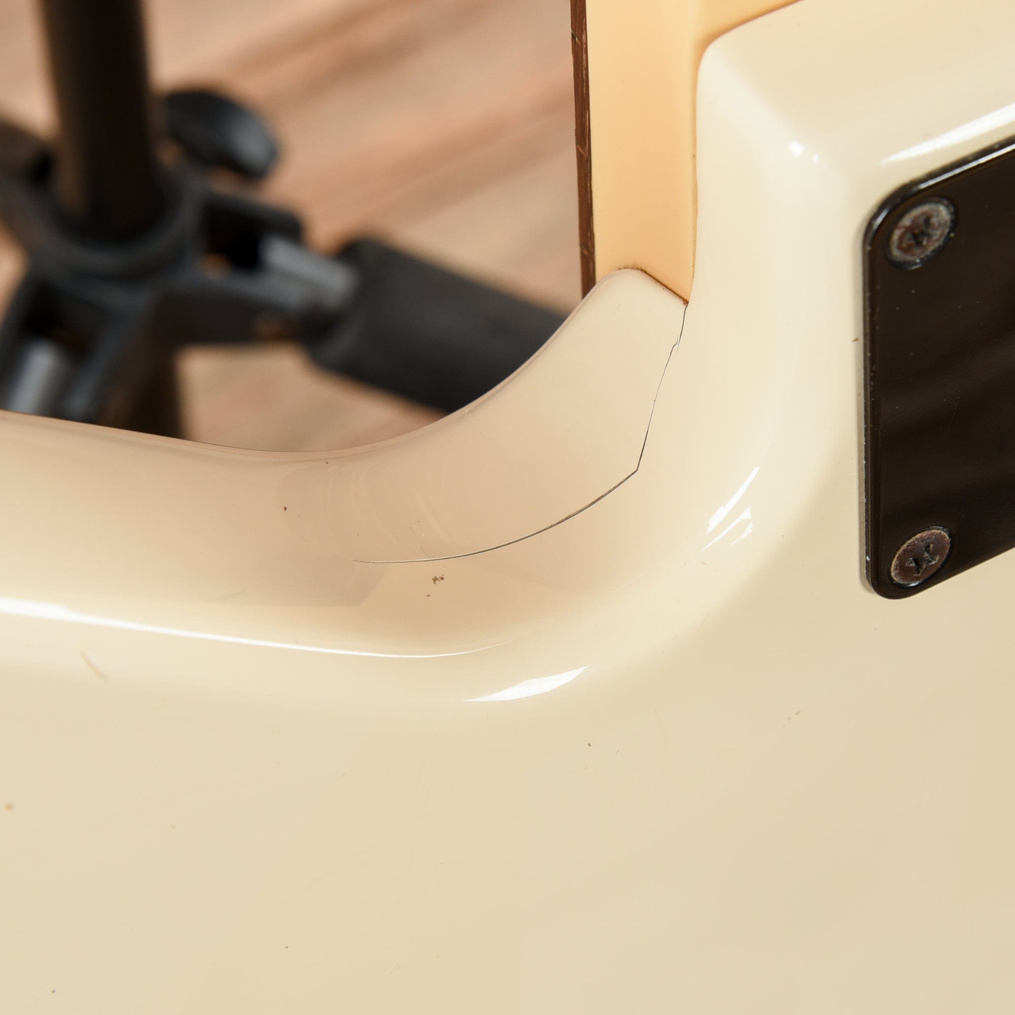 Guild SB 608 Bass White 1985 – Chicago Music Exchange