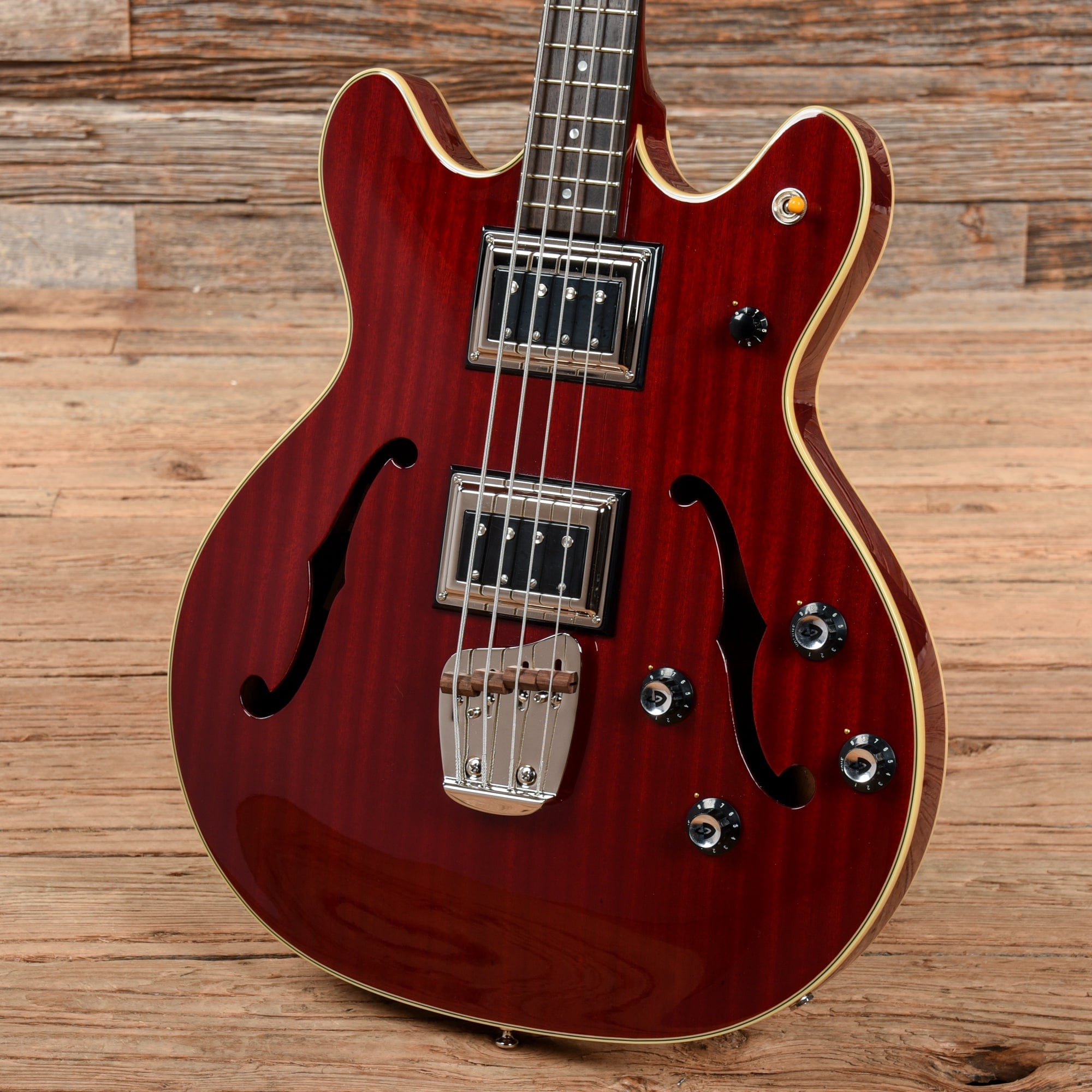 Guild Starfire II Bass Cherry – Chicago Music Exchange