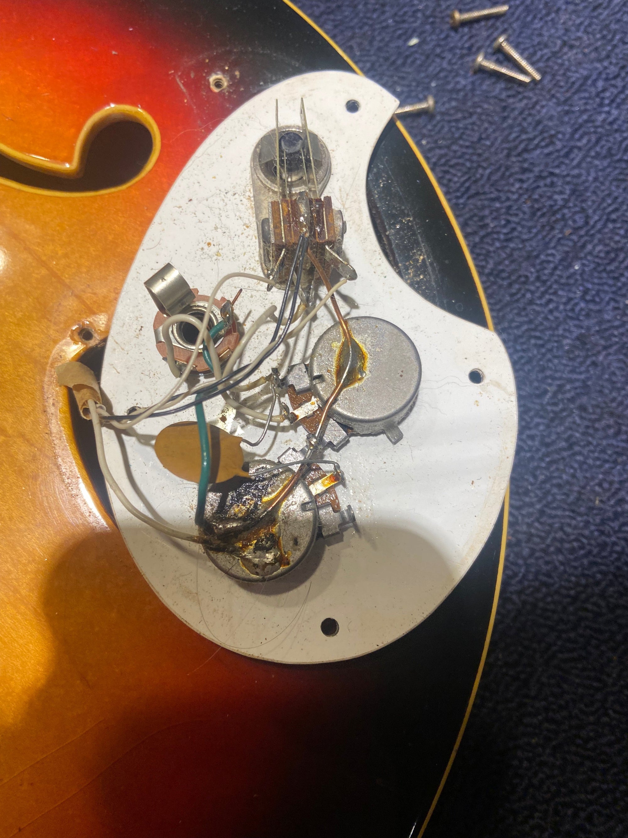 Mosrite Celebrity Sunburst 1970s – Chicago Music Exchange