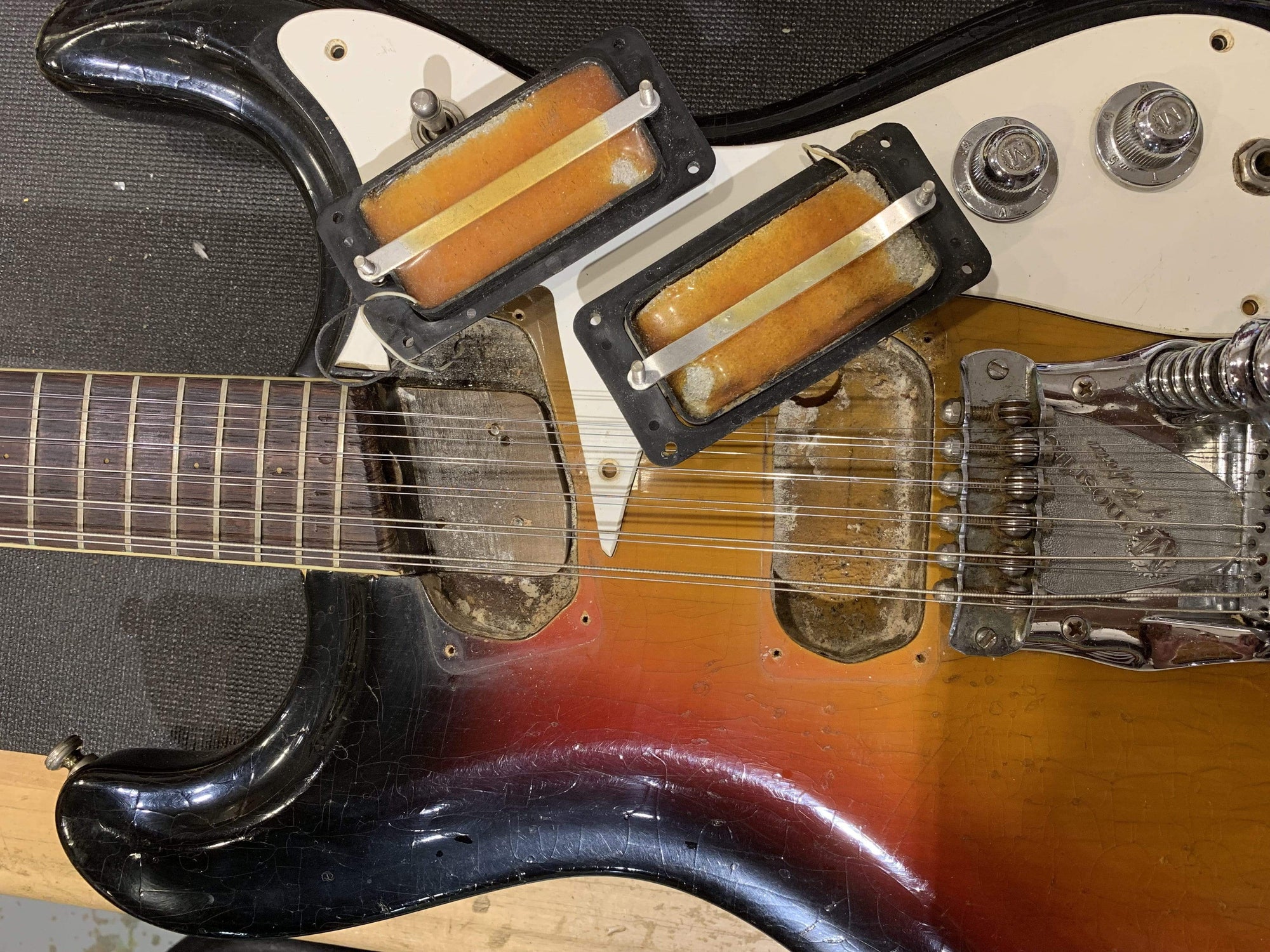 Mosrite Ventures 12-String Sunburst 1965 – Chicago Music Exchange