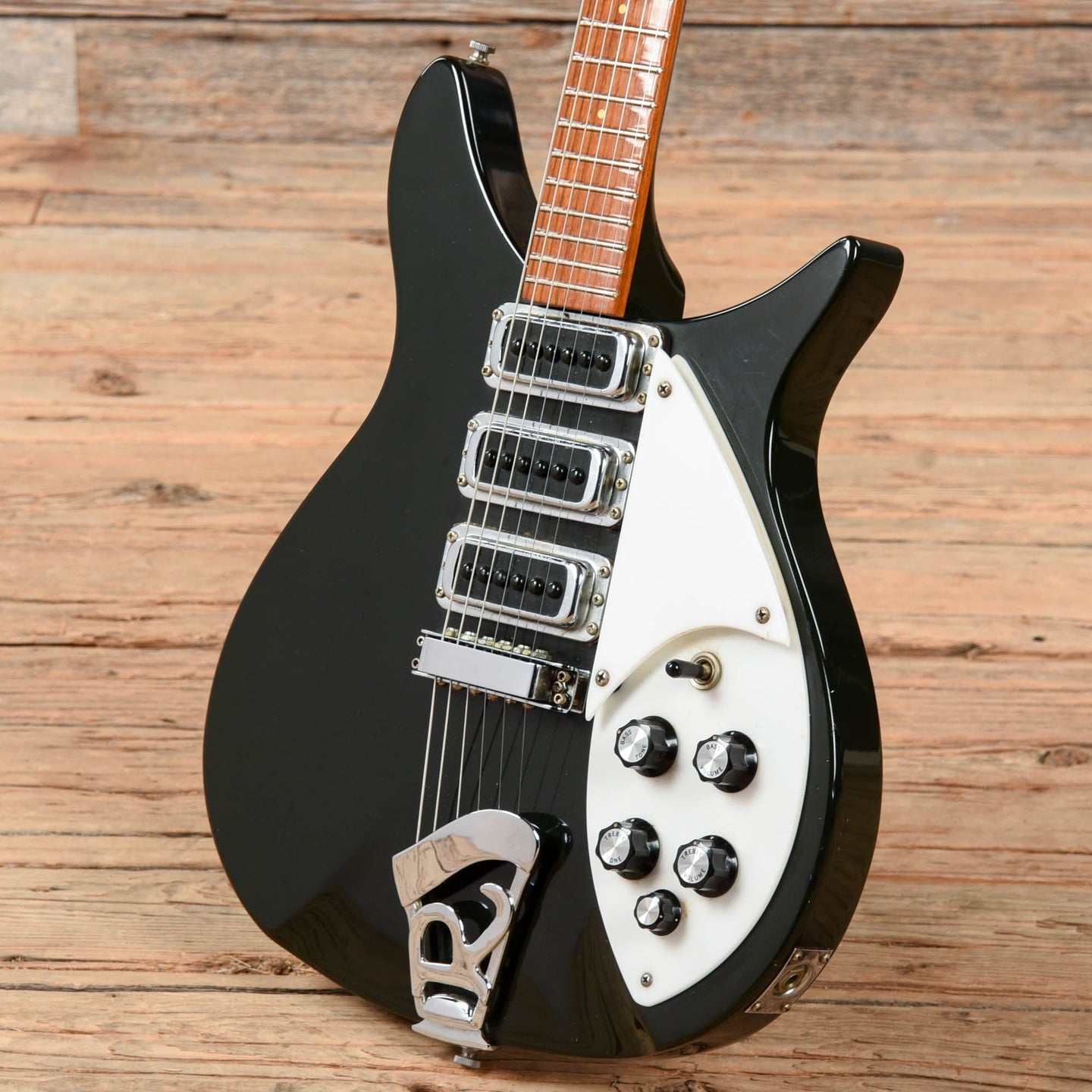 Rickenbacker 320 JetGlo 1981 – Chicago Music Exchange