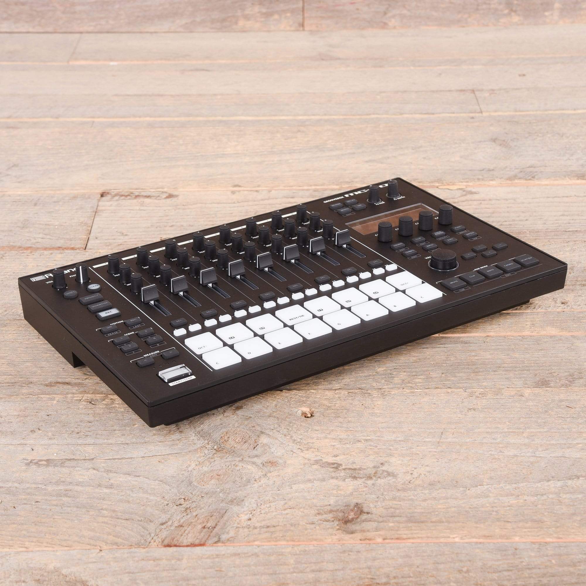 Roland MC-707 Groovebox Drum Machine – Chicago Music Exchange