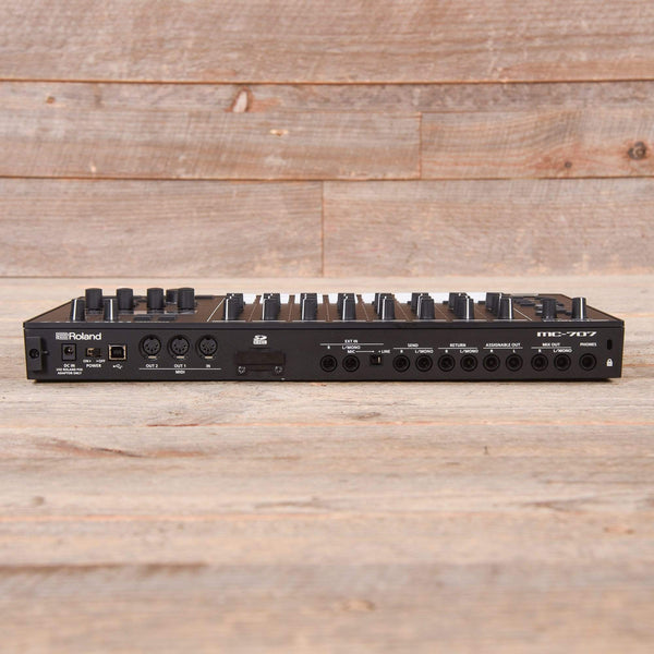 Roland MC-707 Groovebox Drum Machine – Chicago Music Exchange