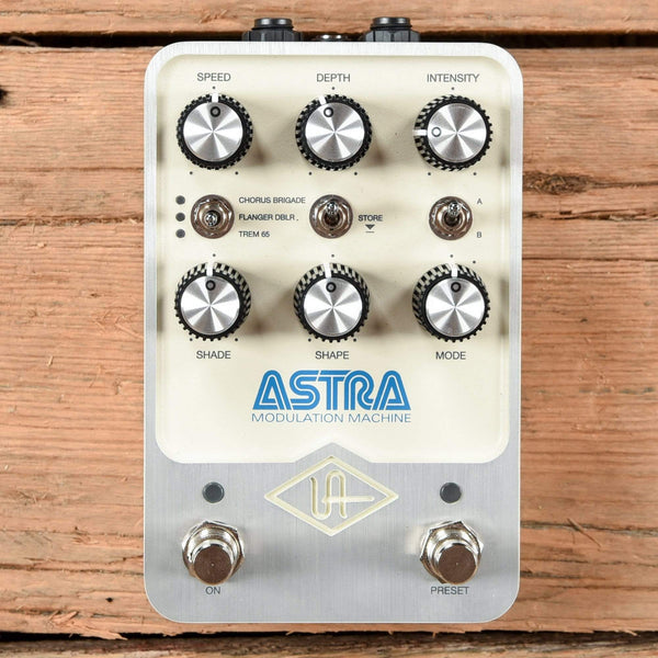 Universal Audio Astra Modulation Machine Pedal – Chicago Music Exchange