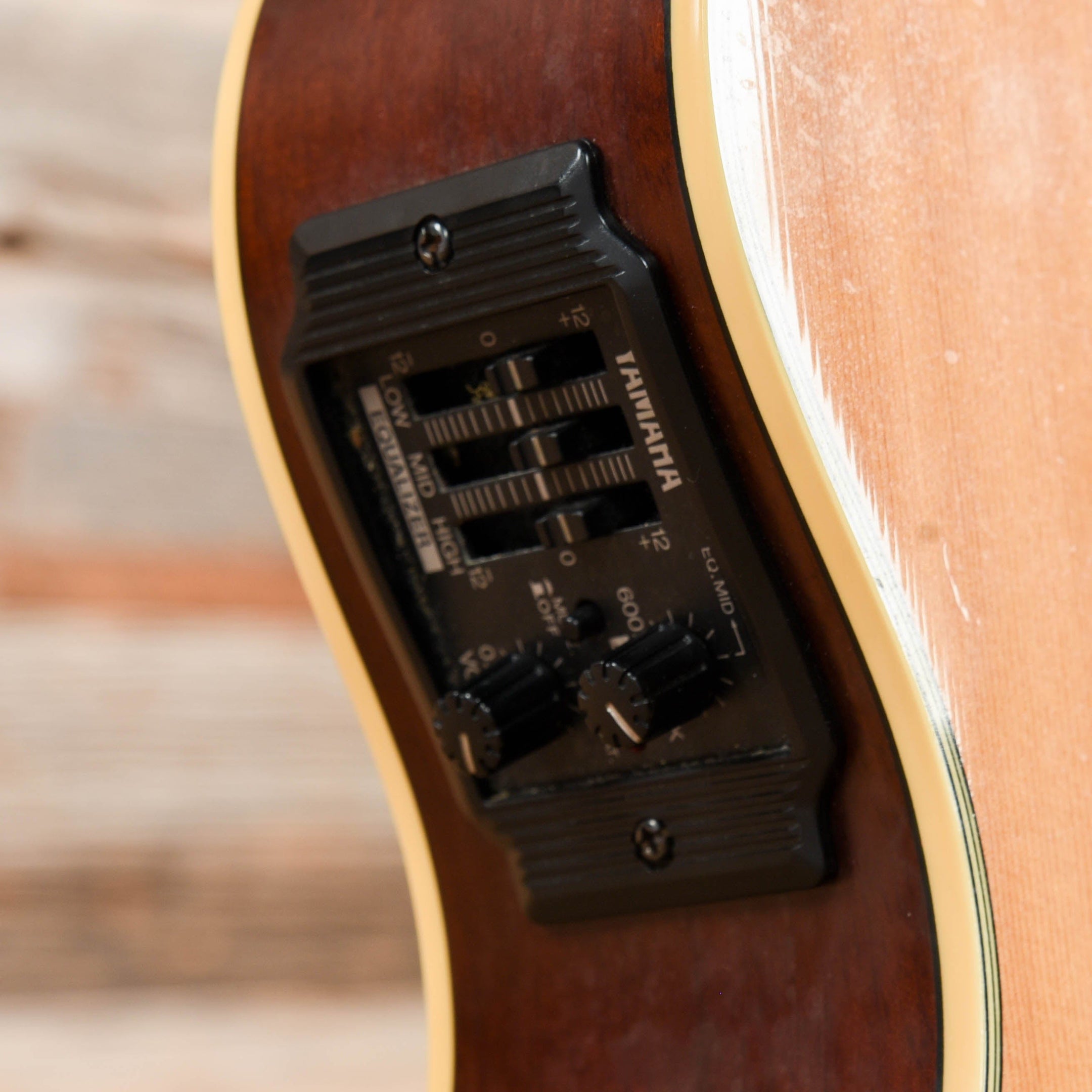 Yamaha APX-4A Natural 1997 – Chicago Music Exchange